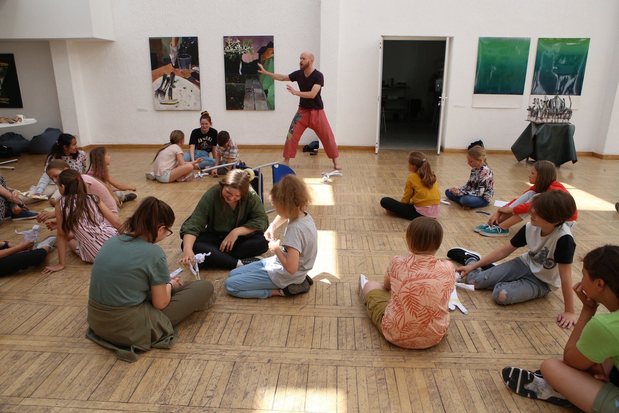 Teatro dirbtuvės „Komedija“ su SAM QUINN - Menopolis - meno edukacija ...